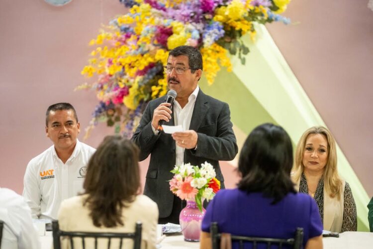 El rector Dámaso Anaya reconoce la labor de las madres trabajadoras de ...